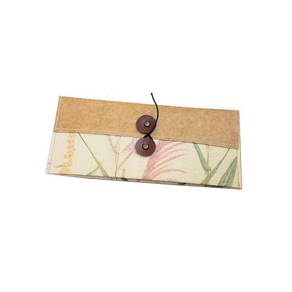 点字図書館より払い下げられた蔵書に使用されていた点字紙にアンティークな柄をプリントしてペンケースに仕上げました。眼鏡やシニアグラスも収納出来る大きさ。「Robinson」は視覚障害を克服し世界に多大な影響を与えたRay Carles Rob...