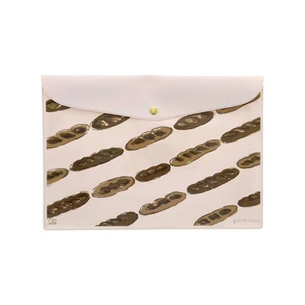 gochisouは、デザイナー坂本あこさんによる食をテーマとしたテキスタイルブランド。かわいいパン柄のフラットケースです。表面はクリア素材を使用し、絵柄の入っていない部分は透けて見えるデザインです。中身が見えるので、収納や分類に便利です。■...