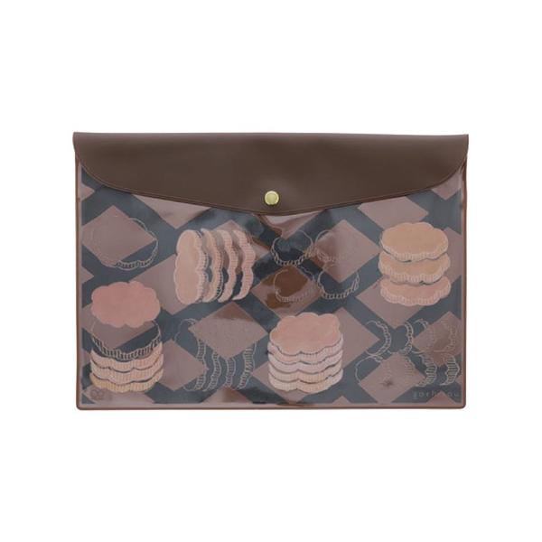 gochisouは、デザイナー坂本あこさんによる食をテーマとしたテキスタイルブランド。かわいいクッキー柄のフラットケースです。表面はクリア素材を使用し、絵柄の入っていない部分は透けて見えるデザインです。中身が見えるので、収納や分類に便利です...