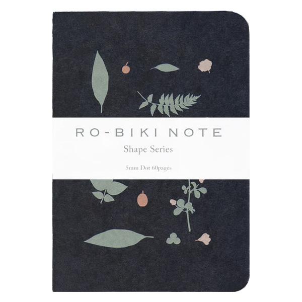 表紙に蝋引き紙を使用したノートです。使い込むほどにシワが入り、光沢も増していき、エイジングが楽しめます。文章以外に図なども書きやすいドット罫。■サイズ：125×88mm パスポートサイズ■60ページ綴り　5mmドット罫日本製◇クロネコゆうパ...