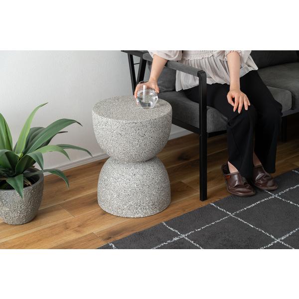 テラゾー柄のトレンドインテリア石目調の仕上がりとなっており、表面のざらざらとした質感とユニークな形が特徴のトレンド感があるサイドテーブル。お部屋に取り入れるだけで、オブジェのようなデザインが空間の魅力を引き立て華やかにします。商品の仕様につ...