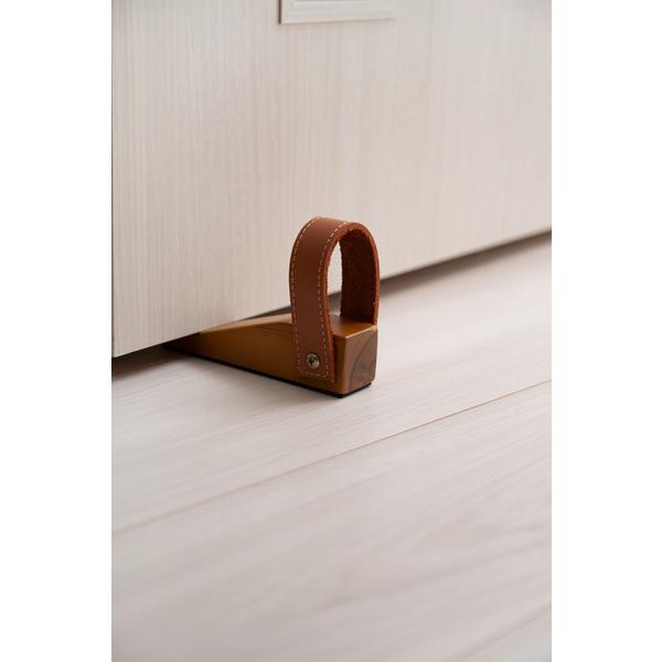 天然木×本革のドアストッパー温かみのある天然木を使用したシンプルなドアストッパー。使わない時はドアノブに掛けて収納することができ、必要な時にすぐ取り出せます。本革を使用している為、経年変化も楽しむことができるのもポイントです。コンパクトな設...