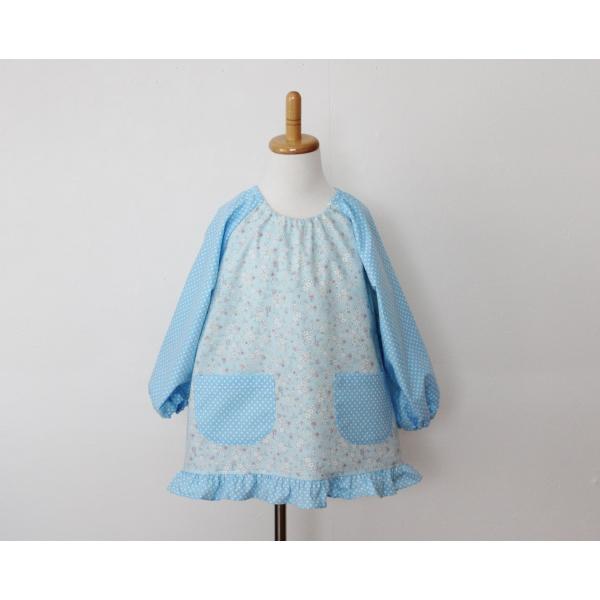 可愛いライトブルーの小花柄生地に、ドットを合わせました。※写真は110サイズのトルソーに100サイズのスモックを着せています。スモックをかけれるように、サイズタグを首の後ろ部分に縫い付けてあります。手作りのスモックは自分のだと一目でわかるの...