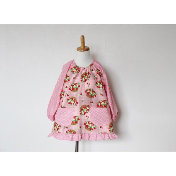 可愛いイチゴの生地に、ピンクドット生地を合わせました。※写真は110サイズのトルソーに100サイズのスモックを着せています。スモックをかけれるように、サイズタグを首の後ろ部分に縫い付けてあります。手作りのスモックは自分のだと一目でわかるので...