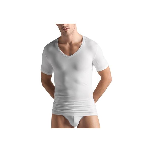 ストレッチが入ったコットン素材のＶネックＴシャツです。身体にフィットするデザインです。サイズ：Ｓ（日本サイズＭ）、Ｍ（Ｌ）、Ｌ（ＬＬ）素材：綿９３％、ポリウレタン７％、カラー：ホワイト、ブラック、ネイビー（LB)、ベージュ（BE)
