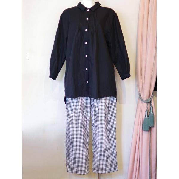 トップスは後ろが長めで、胸元にプリーツが入ったゆったりしたデザインで、ボトムはダブルガーゼのチェック柄のルームウェアです。袖は七分袖になっています。「CABBAGES&amp;ROSES」はロンドンで人気スタイリストとして活躍したクリスティ...