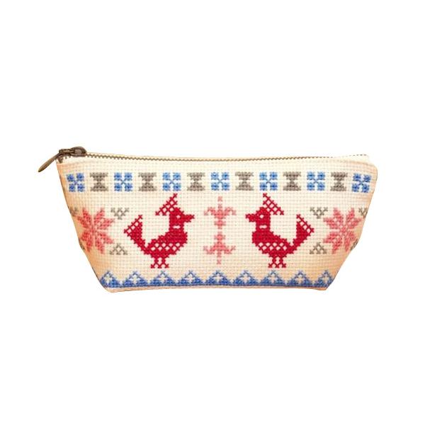 おしゃれでかわいい北欧テイストのクロスステッチししゅうキットです。ファスナー付け不要の半仕立て済みです♪