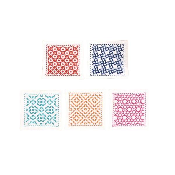 「一目刺し」とは、刺し子の技法のひとつで、一定の針目で縦、横、斜めと同じ方向を順に刺していく技法です。図案は布にプリント済みなので、初心者の方から少し慣れてきた方まで幅広くお楽しみ頂けます。身近なものから刺し子を取り入れて、日々の暮らしに彩...