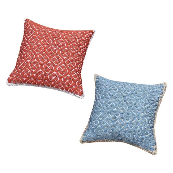 津軽地方発祥の美しい伝統刺繍「こぎん」のキットで、素朴な風合いと美しい模様をお楽しみください。