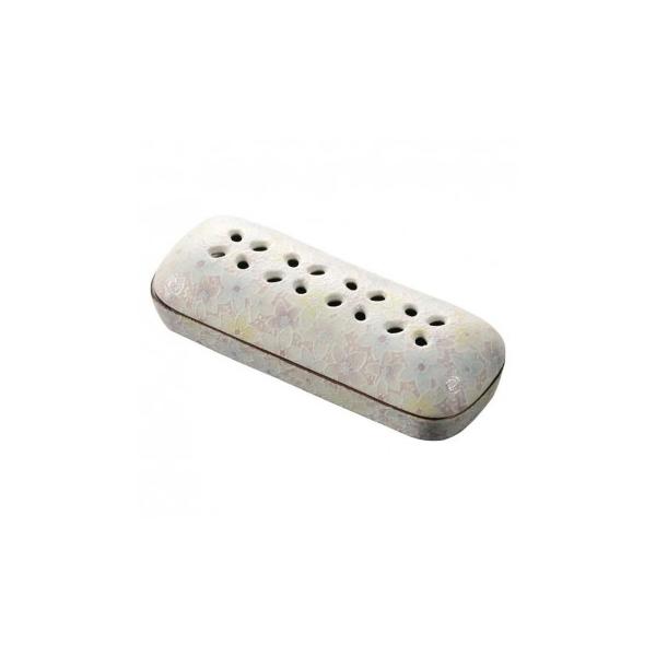 火事や灰の飛び散り対策に、有田焼の寝かせるお線香皿。特殊な中敷の網の上にお線香を置くだけで、途中で消えてしまうこともなく最後まで燃え尽きてくれます。有田焼の可愛らしい桜柄と丸みのある形がとても優しい印象です。