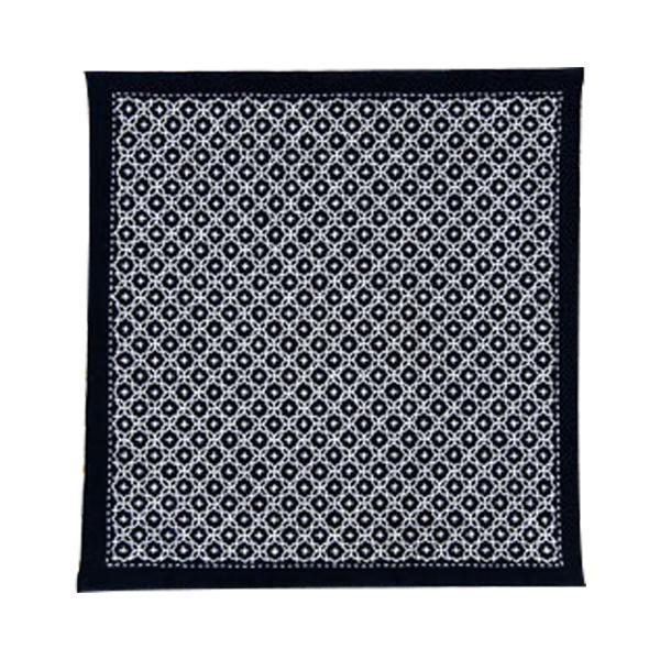 初級者向け。「一目刺し」とは、刺し子の技法のひとつで、一定の針目で縦、横、斜めと同じ方向を順に刺していく技法です。コースターやふきんなど、身近なものから刺し子を取り入れて、日々の暮らしに彩りを添えてみませんか。