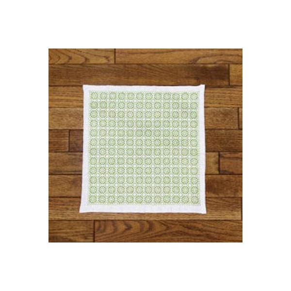 初級者向け。「一目刺し」とは、刺し子の技法のひとつで、一定の針目で縦、横、斜めと同じ方向を順に刺していく技法です。コースターやふきんなど、身近なものから刺し子を取り入れて、日々の暮らしに彩りを添えてみませんか。※図案は布にプリント済み。