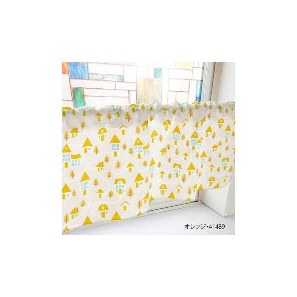 たくさんのおうちがデザインされた可愛らしいカフェカーテンです。