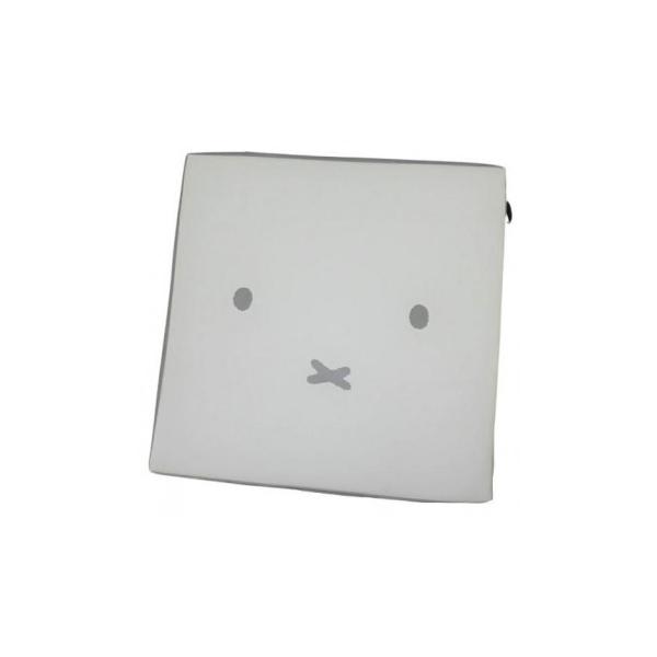 大人用の椅子に取り付けてご使用いただけます。背もたれにベルトとバックルで簡単に固定できて安定します。外側は合成皮革を使用した生地で食べこぼしもサッと拭くだけ。