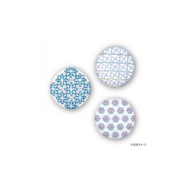 1つのキットで一目刺し2柄とくぐり刺し1柄の3つの柄を刺すことができる刺し子のブローチキット。繊細な柄に、糸の多色使いやラメ糸を使用するなど、刺し子のトレンドをおさえたデザインです。ブローチの仕立ても簡単で、刺し子から仕立てまで平均約2.5...