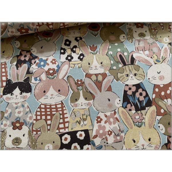 綿１００％ オックス。柔らかく、しっかり目のコットン生地。地色はミルキーブルー。（キバタ／カス残し）プリントのサイズ感は中ぐらい。うさぎ柄は最大で１２.５×５cm。衣類、バッグや袋物、インテリアに。約１１０ｃｍ巾。（商用利用可）***こちら...