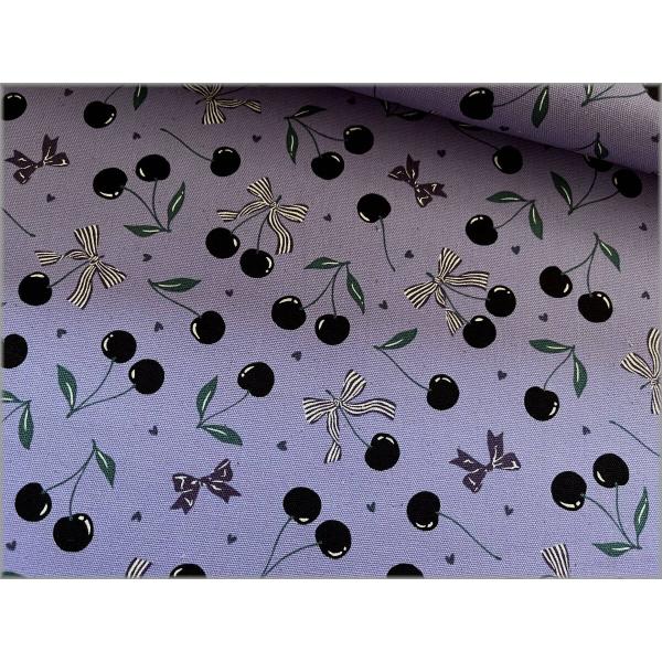綿１００％ オックス。柔らかく、しっかり目のコットン生地。地色はパープル。プリントのサイズ感は小〜中。ストライプのリボン柄は２.５ｘ３.５cm袋物、カバー類などインテリア、雑貨小物に。約１１０ｃｍ巾。（商用利用可）***こちらの商品は１ｍ単...