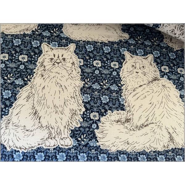 綿１００％ シャーティング。柔らかく目が細やか。薄手でふんわり。地色はネイビー。大きめ猫。プリントのサイズ感は大きいめ。ねこは最大で約１４.５ｘ４.５cm。衣類、インテリア、雑貨小物に。約１０９ｃｍ巾。 （商用利用可）***こちらの商品は１...