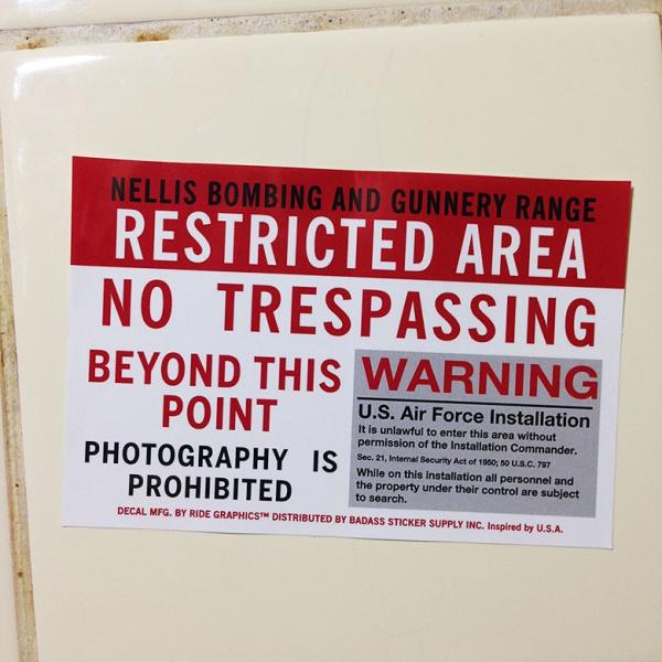 ありそうで無かった！ド派手なアメリカン リアル ストリートサイン系ステッカー！ディティール、プリントのクオリティも最高な、とことんデザインとアメリカにこだわったクールなシリーズ！ブラックユーモアあり、リアルアメリカンあり、お気に入りの１枚 ...