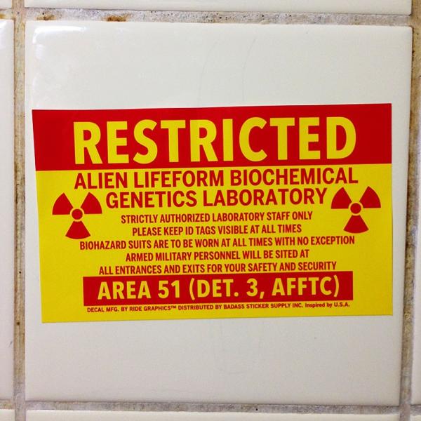 ありそうで無かった！ド派手なアメリカン リアル ストリートサイン系ステッカー！ディティール、プリントのクオリティも最高な、とことんデザインとアメリカにこだわったクールなシリーズ！ブラックユーモアあり、リアルアメリカンあり、お気に入りの１枚 ...