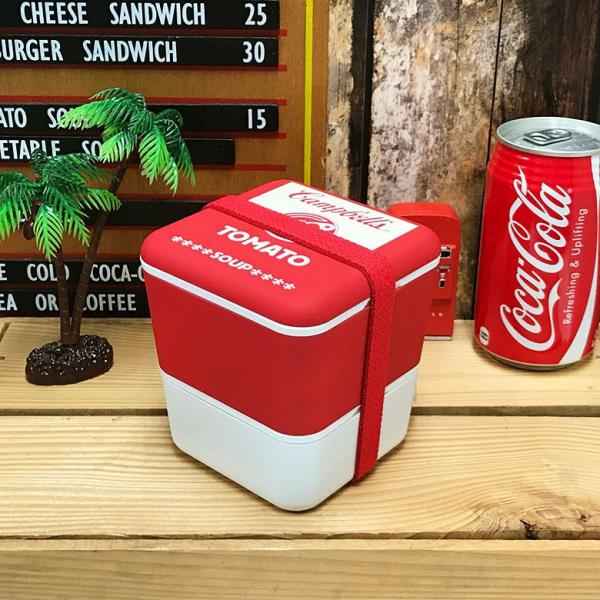 キャンベル柄の２段ランチボックス☆トマトスープ缶で有名なキャンベルのデザインが入ったランチボックスです。赤と白のコントラストが楽し気で、よりランチの気分を盛り上げてくれますよ☆容量的に女性向けかと思いきや、調べてみると日本の大手牛丼屋の並盛...