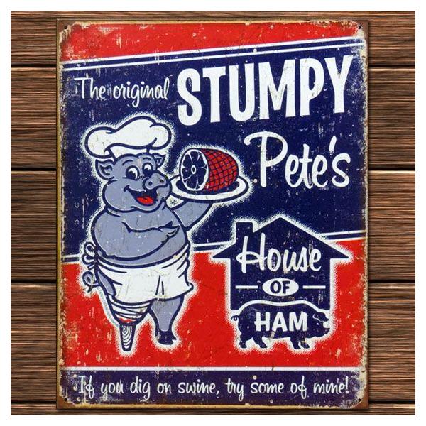 燻製ハムを片手に豚のコックが笑いかける爽やかなブリキ看板です…と思いきや！よく見ると豚さんの右足が…その肉はお前の足かっ！ブラックユーモアが利いたアメリカンサインです。部屋やガレージ等の雰囲気作りにもってこい！プレゼントにも喜ばれてますよ。...