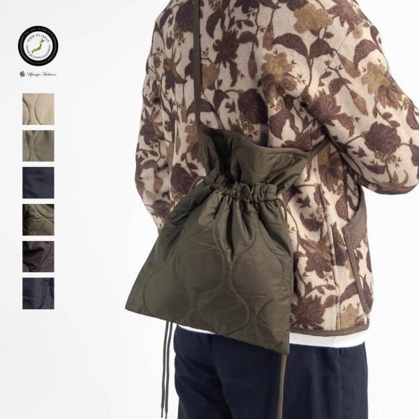 Upscape Audience(オーディエンス)より、第2次大戦中にアメリカ軍赤十字で使用されたエプロンバッグを元に 中綿キルト生地で現代にも使いやすいよう再現した巾着エプロンバッグをご紹介。◆実寸サイズ(FREE)/高さ約37cm/横幅...