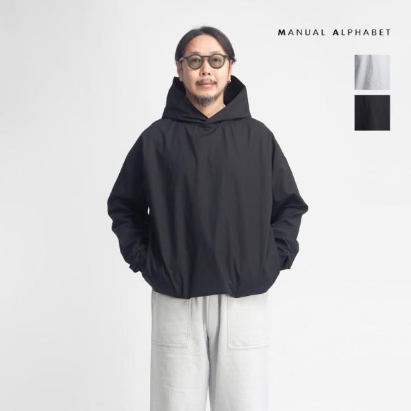 MANUAL ALPHABETから、かつて高い人気を誇ったフードシャツを当店別注で復刻したモデルをご紹介。シャツ生地で仕立てたプルオーバー型パーカーという独自性を活かしつつ、今の気分に合わせてシルエットを調整しています。フードは生地を二重に...