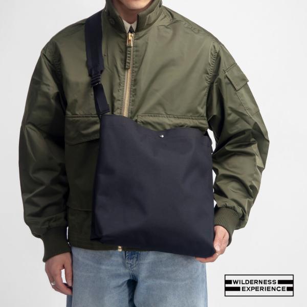 WILDERNESS EXPERIENCEから、A4サイズがゆったり収まるミニマルなショルダーバッグをご紹介。内部は中央に仕切りを設けた2層構造で、文庫本サイズのポケットを2つ配置。開口部はマグネット仕様で、中身が見渡しやすく出し入れもスム...