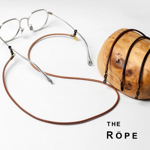THE ROPEから、時間とともに表情が深まる丸紐革のグラスコードをご紹介。丸紐状に仕上げた革コードは主張しすぎず、眼鏡やサングラスのデザインを選ばないバランス。端部のゴム輪をテンプルに通し、金具で固定するだけの簡単な装着方法で、工具も不要...