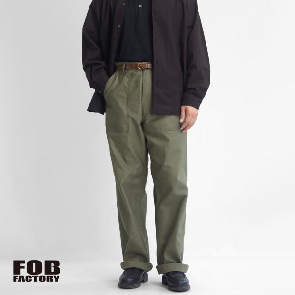 FOBファクトリーの顔ともいえる、ベイカーパンツ「F0431」をベースに、1940年代のワークパンツらしいゆったりとしたルーズなシルエットを再現したのがこちらのモデル「BAKER PANTS type2(ベイカーパンツ タイプ2)」。フロン...