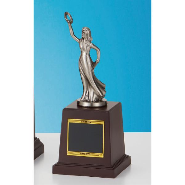 女神をモチーフとしたブロンズです。ゴルフ、サッカー、野球などの各種スポーツ大会の表彰や、企業表彰、感謝状、功労賞、表彰状、退職記念などの記念品としてご利用いただけます。装飾に紅白リボンを取り付けます（無料）。