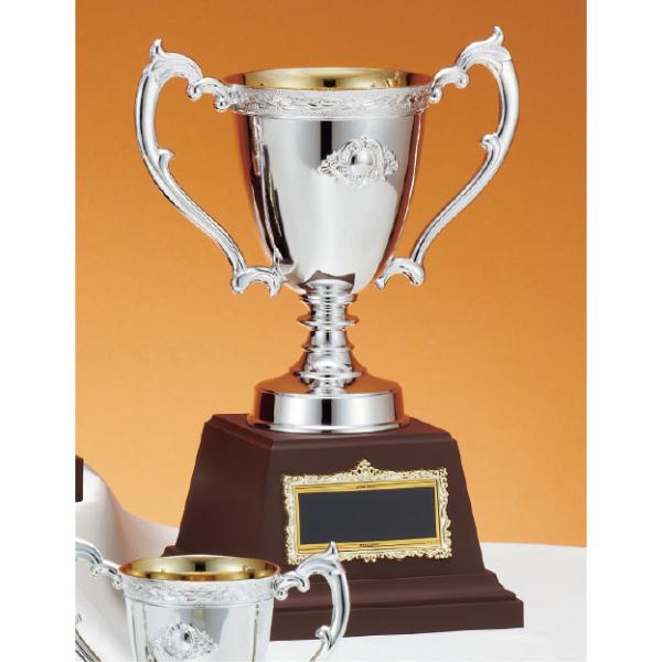 ゴルフ、サッカー、野球、各種スポーツ大会など表彰式で使われるカップです。優勝カップの持ち回り用や記念品に最適です。 装飾に紅白リボンを取り付けます（無料）。
