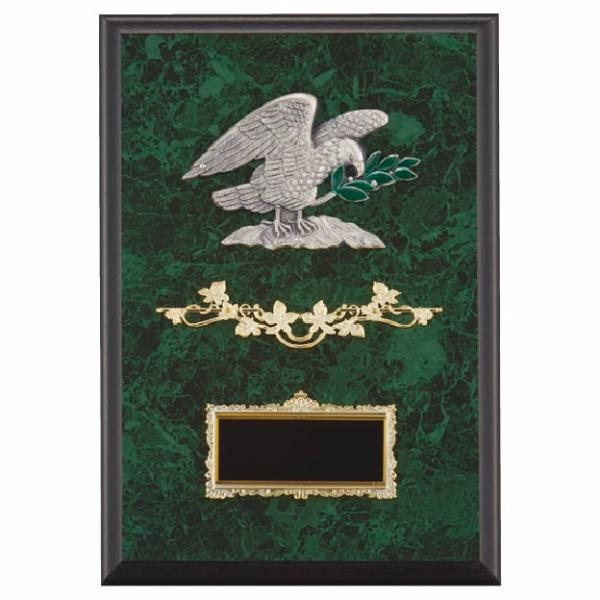 鷲をモチーフとした楯(盾)です。ゴルフ、サッカー、野球などの各種スポーツ大会の表彰や、企業表彰、感謝状、功労賞、表彰状、退職記念などの記念品としてご利用いただけます。装飾に紅白リボンを取り付けます（無料）。