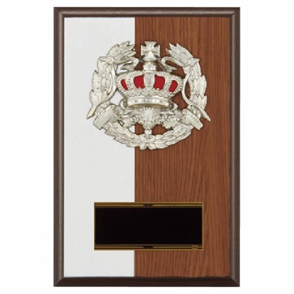 王冠をモチーフとした楯(盾)です。ゴルフ、サッカー、野球などの各種スポーツ大会の表彰や、企業表彰、感謝状、功労賞、表彰状、退職記念などの記念品としてご利用いただけます。装飾に紅白リボンを取り付けます（無料）。