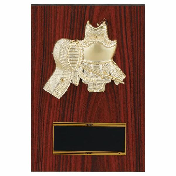 大会など表彰式で使われる、剣道の楯(盾)です。記念品、卒業記念、卒団記念などに最適です。装飾に紅白リボンを取り付けます（無料）。