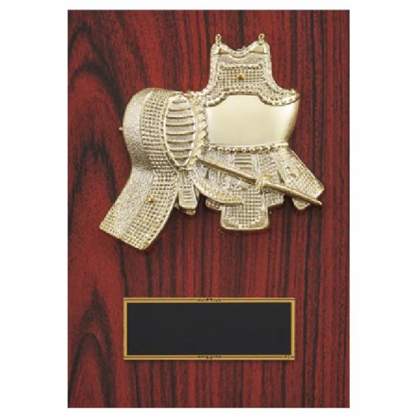 大会など表彰式で使われる、剣道の楯(盾)です。記念品、卒業記念、卒団記念などに最適です。装飾に紅白リボンを取り付けます（無料）。