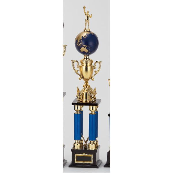 各種スポーツ大会など表彰式で使われる、4本柱で大きいサイズのトロフィーです。記念品や持ち回りなどに最適です。人形は、以下の68種類から選べます。　女神・サッカー・バッター・ピッチャー・バスケット　バレーボール・ハンドボール・テニス・バドミン...