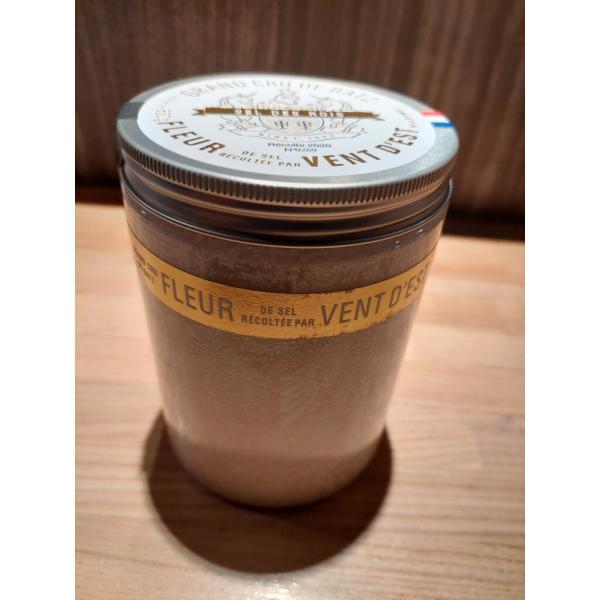 東の風が吹くときに採塩1660年、創業者がルイ14世に献上し、気に入られたという逸話が残っており「国王の塩」と呼ばれています。生産量が少ないためヴィンテージとシリアルナンバーがつけられています。機械やフィルターを一切使わず10世紀以降先祖代...