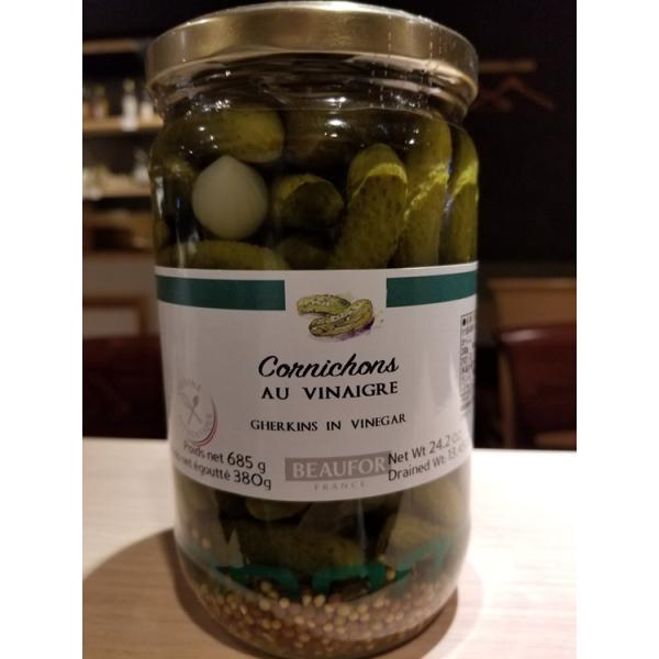 コルニションはヒマラヤ原産のキュウリのことで多くはピクルスにします。ボフォールのコルニションは厳選された食べごろのものをハーブやスパイスシード、小玉ねぎなどと一緒にヴィネガー液に漬けてあるので香りと歯ざわりが違います。肉料理の付け合わせはも...
