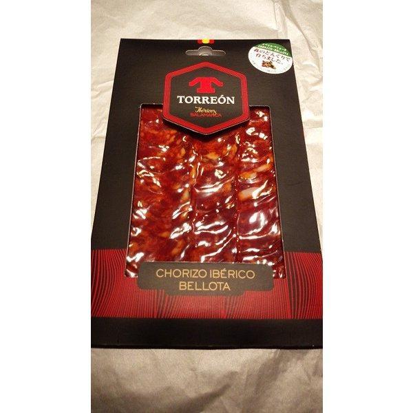 樫木の牧草地で半放牧されそのどんぐり（=BELLOTTA）ベジョータを食べ育った純血イベリア種黒豚（イベリコ豚）の粗挽き肉に塩、パプリカ他、様々な香辛料を混ぜ合わせ腸詰めし、ゆっくり熟成させた極上品。直径５５〜６５mm　 内容量：80gスラ...