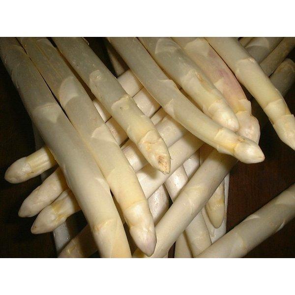 フレッシュ白アスパラ約500gフランス産が入荷します。今の時期だけの最高な食材！白アスパラが入荷してきました。なんといっても、ほろ苦さと甘さはホワイトアスパラ独特なもの！！茹でてよし、網焼き、ソテーと万能食材です！！！彡☆ヾ（⌒▽⌒ ）ノフ...