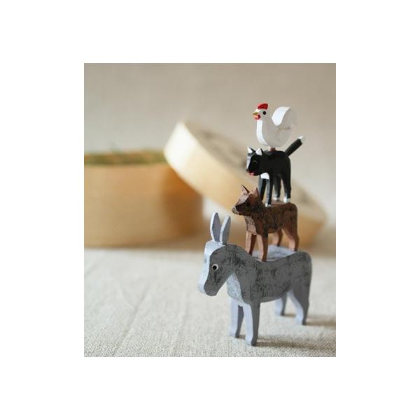 DREGENO（ドレゲノ）社は、鉱山山脈で有名なドイツ東部、エルツ地方のザイフェンにあります。手間暇かけて作られた手彫りのミニチュア動物は、細やかな表情が愛らしさいっぱいです。ブレーメンタイプは動物が繋がった状態で離れない仕様になっています...