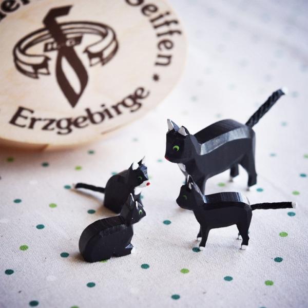 DREGENO（ドレゲノ）社は、鉱山山脈で有名なドイツ東部、エルツ地方のザイフェンにあります。手間暇かけて作られた手彫りのミニチュア動物は、細やかな表情が愛らしさいっぱいです。DREGENO社　ドイツわっぱL9×h4.2cm　4pcs (黒...