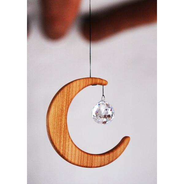 「月」のモチーフにスワロフスキーのクリスタル「星」の付いたタイプと「しずく」の付いたタイプのご紹介です。クリスタルモビールに日の光があたると、お部屋に虹がうまれます。窓辺に飾っておくだけで、ロマンチックな雰囲気が漂いますね。ドイツ製規格：木...
