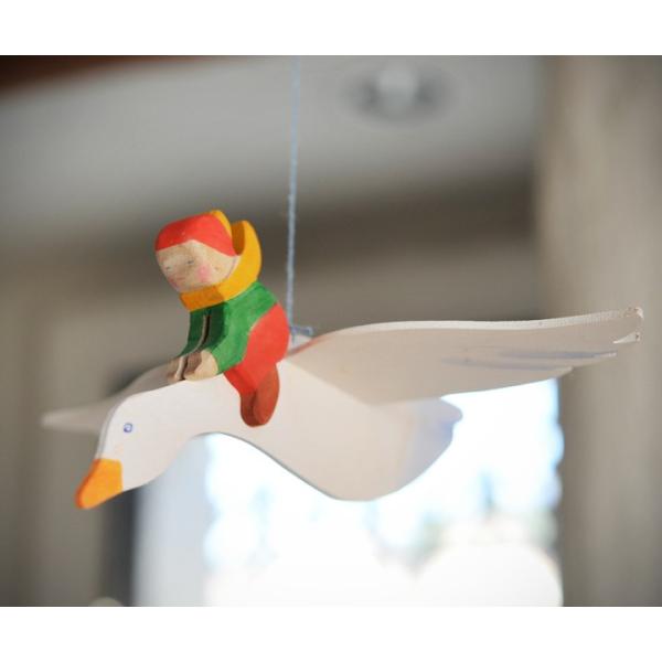 ニルスの不思議な旅のお話から生まれたモビールが、オストハイマー社から新しいデザインで誕生しました。お部屋の空間で、ゆったりとうごくニルスとがちょうたちのモビールが、ふしぎなお話の世界へとい誘ってくれるでしょう。メーカー：キンダークラム（オス...