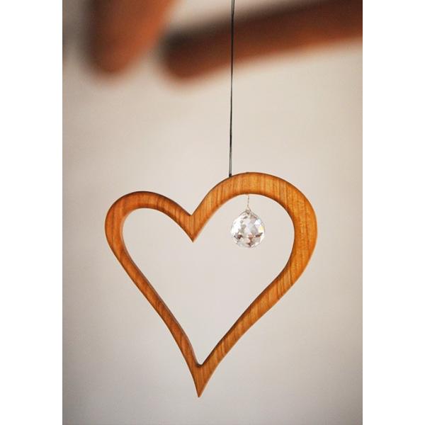 キュートなハート型デザインの木枠にスワロフスキーのクリスタルボールがきらりと光ります。窓辺に飾り，クリスタルボールに日の光があたると、お部屋全体にたくさんの虹がうまれます。お部屋に飾っておくだけで、ロマンチックな雰囲気が漂いますね。メーカー...