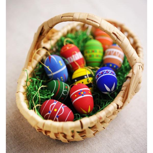 木製の卵に、色鮮やかに美しい模様がペイントされています。この卵のオーナメントは、ドイツの小さな工房で手作りされています。イースターのお祝やインテリアの装飾品としてお楽しみください。もちろんクリスマスのオーナメントとして、クリスマスツリーにも...