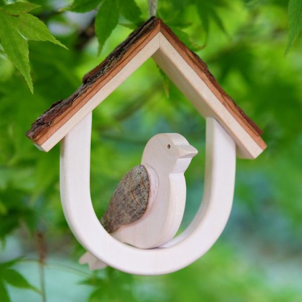 小鳥とお家のモビールです。屋根のてっぺんに紐がついているので、お好きな空間に飾ってお楽しみいただけます。まるで森の小鳥のさえずりが聞こえてくるようですね。小鳥とお家は取り外しができ、体の向きもかえることができます。※自然木を使用した手作り製...