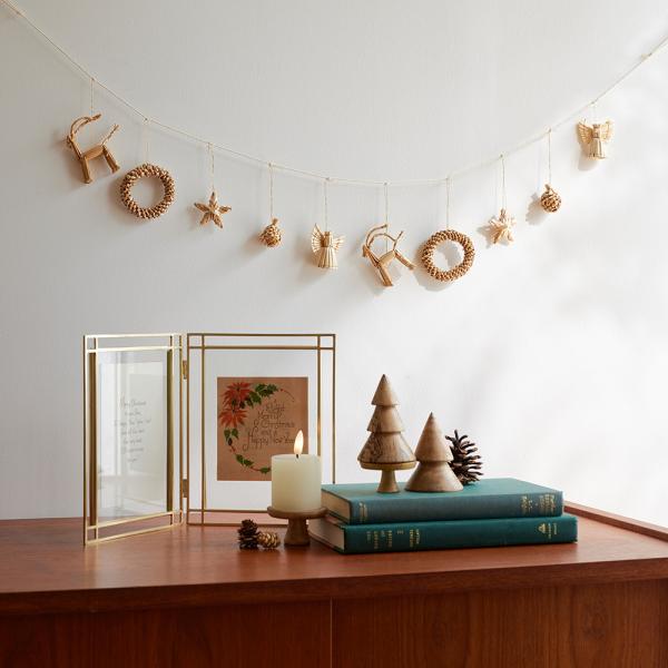 ストロー(麦わら)で作られたガーランド。ひとつひとつ職人の手でハンドメイドされているのでそれぞれに表情があるような愛らしさが魅力です。飾るだけでなく、ツリーに巻きつけて使ったり、紐からほどいてオーナメントとしても使っていただけます。プレゼン...